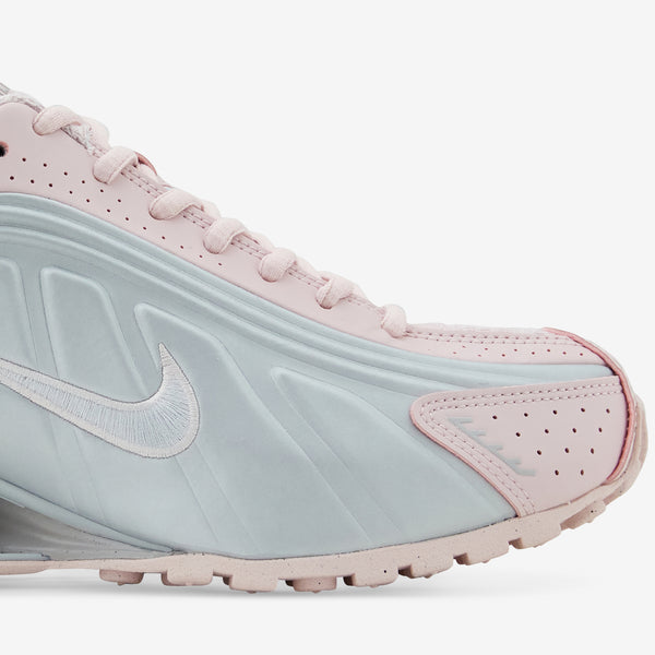 Women's Shox R4 Barely Rose | Metallic Platinum – Above The Clouds